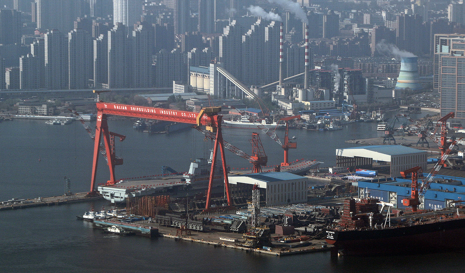 Le 2ème porte-avions chinois mis à flot après 3 ans et demi de ...