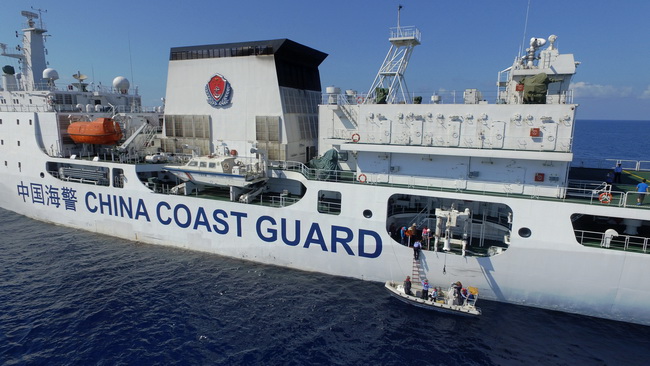 Un géant de 12000t des gardes-côtes chinois en mer de Chine méridionale ...